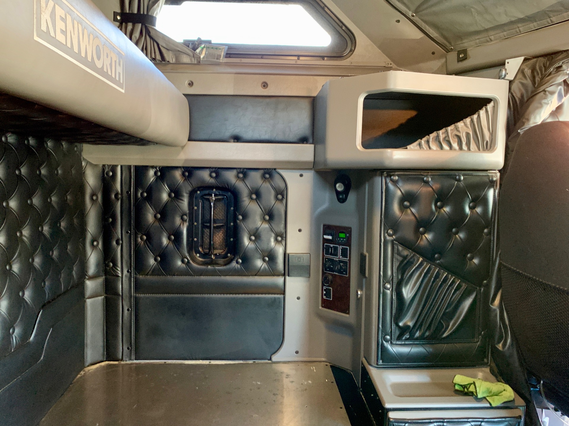 2019 Kenworth W900 Studio Sleeper Interior - Home Alqu