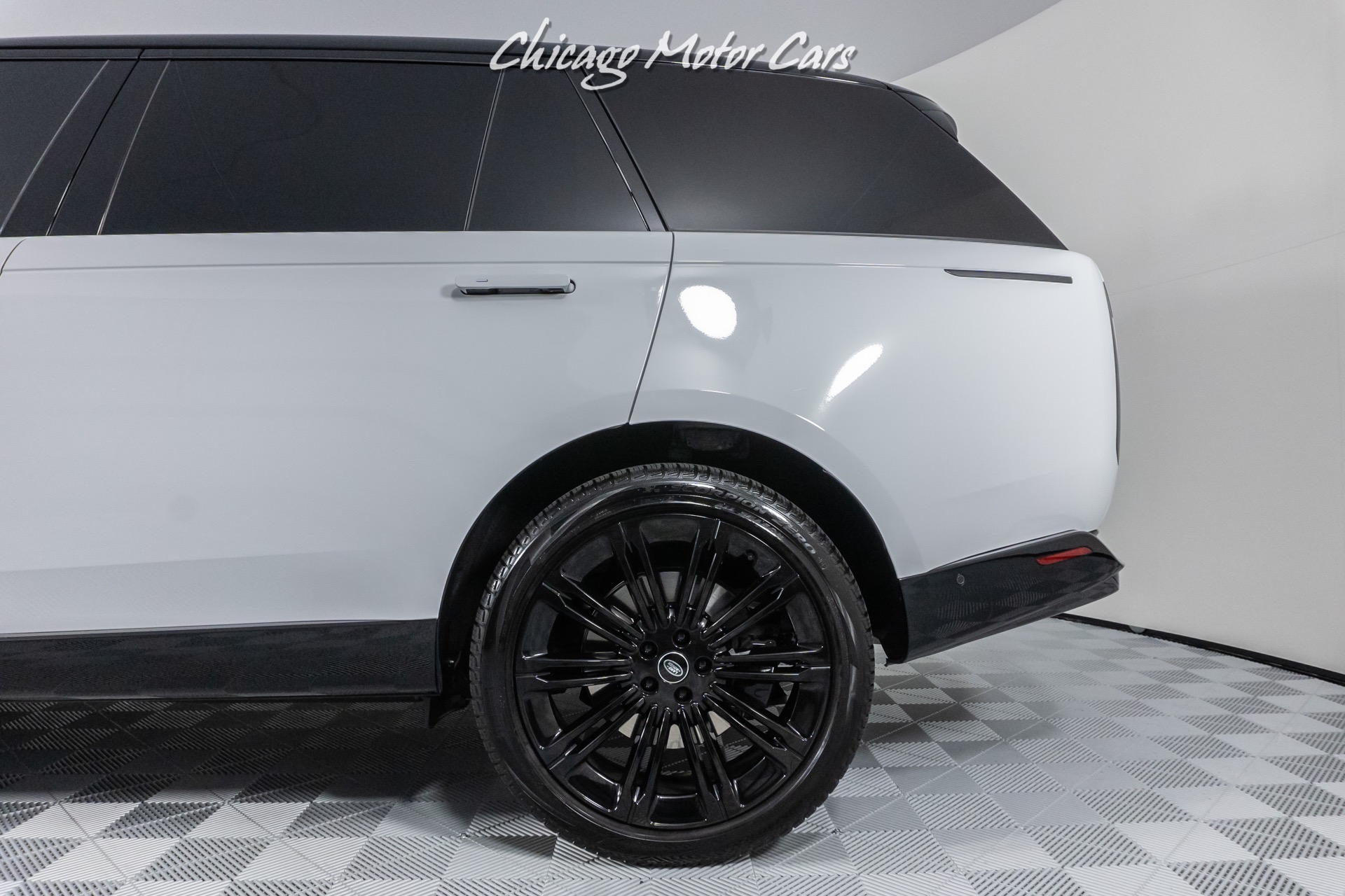 Range Rover 2022 White Black Rims